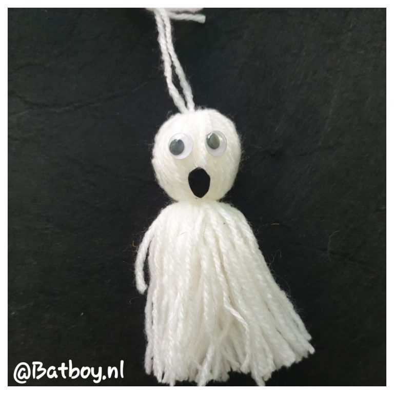 Spookjes en een zwarte kat van wol maken voor Halloween | Batboy