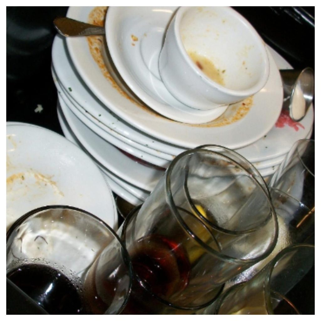 Met deze truc komt plastic servies droog uit de vaatwasser | Batboy